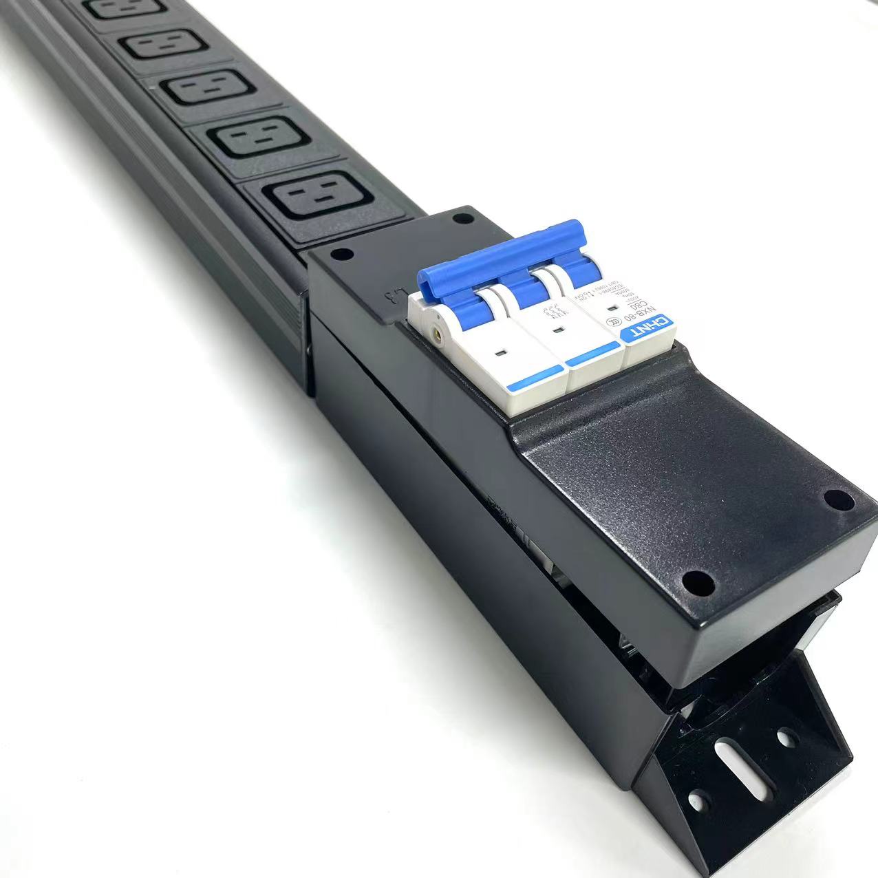 ذكي PDU 3P 63A قاطع الدائرة توزيع الطاقة وحدة رف الخزانة Universal American 3 Phase Rack 12 Way ...