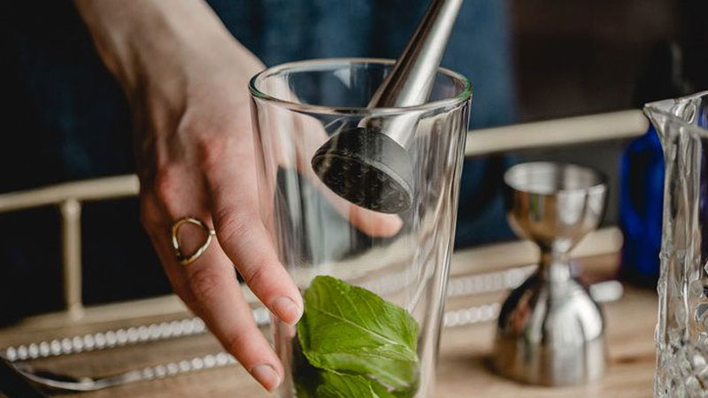 How to Use a Cocktail Muddler a Beginners Guide