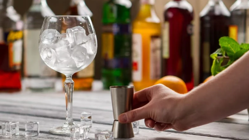 Cómo usar un jigger de cóctel