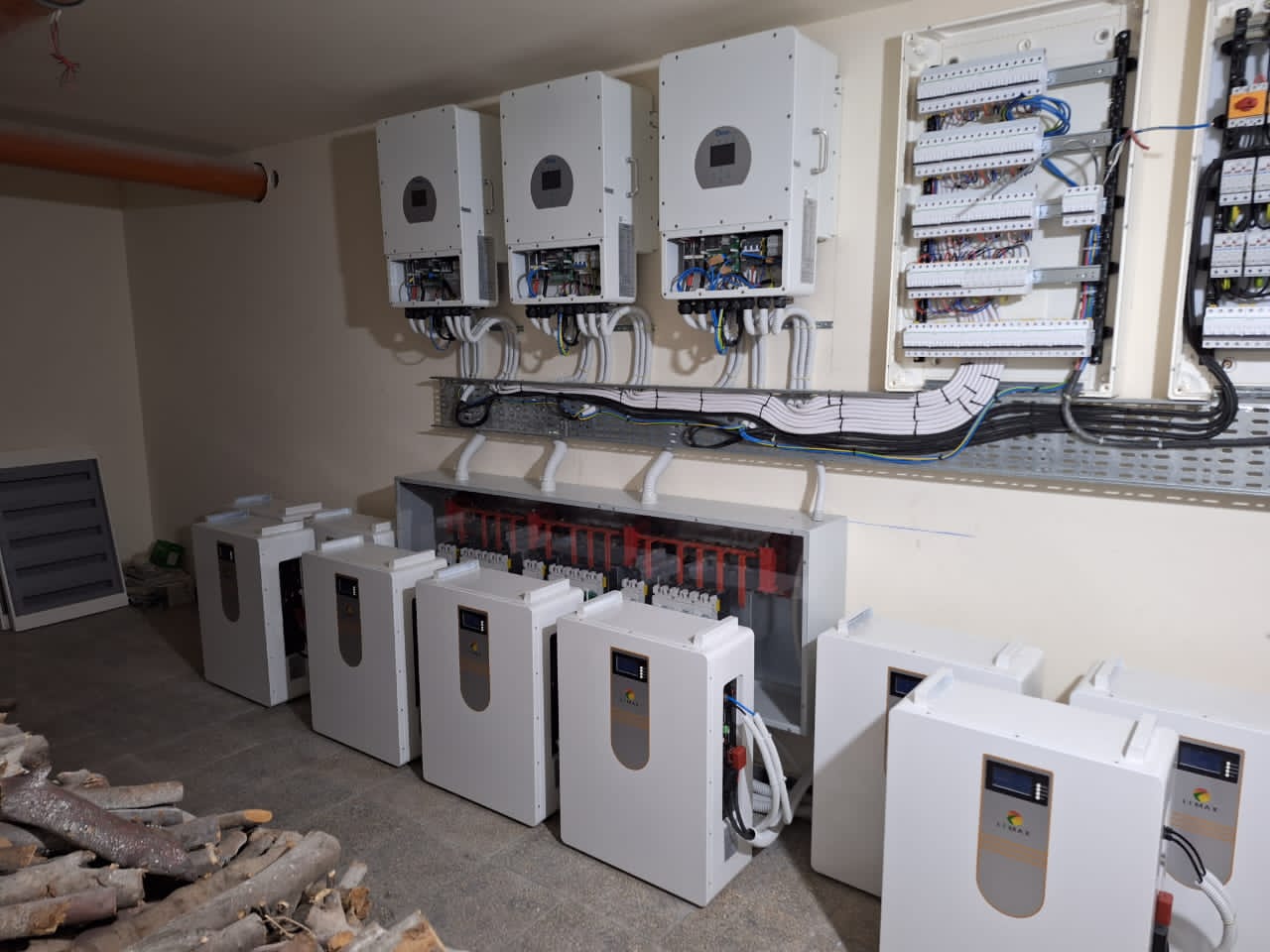 Déploiement de batteries au lithium LEMAX 15 kWh au sol avec des ...