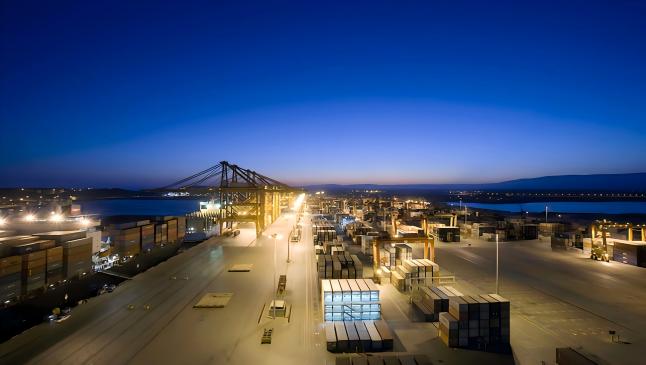 JR Lighting hace que las noches en el puerto español sean tan ...