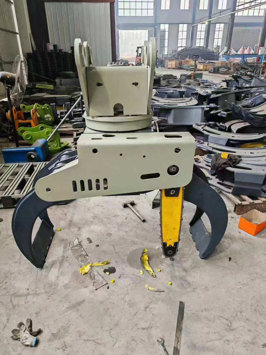 The Ultimate Guide to Safety When Using Grapple Saw Attachments | LICHMACH