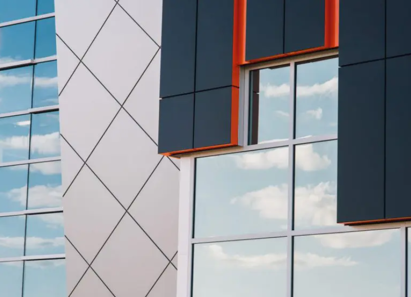 Can ACM Panels Be Used in Curved Façade Designs?