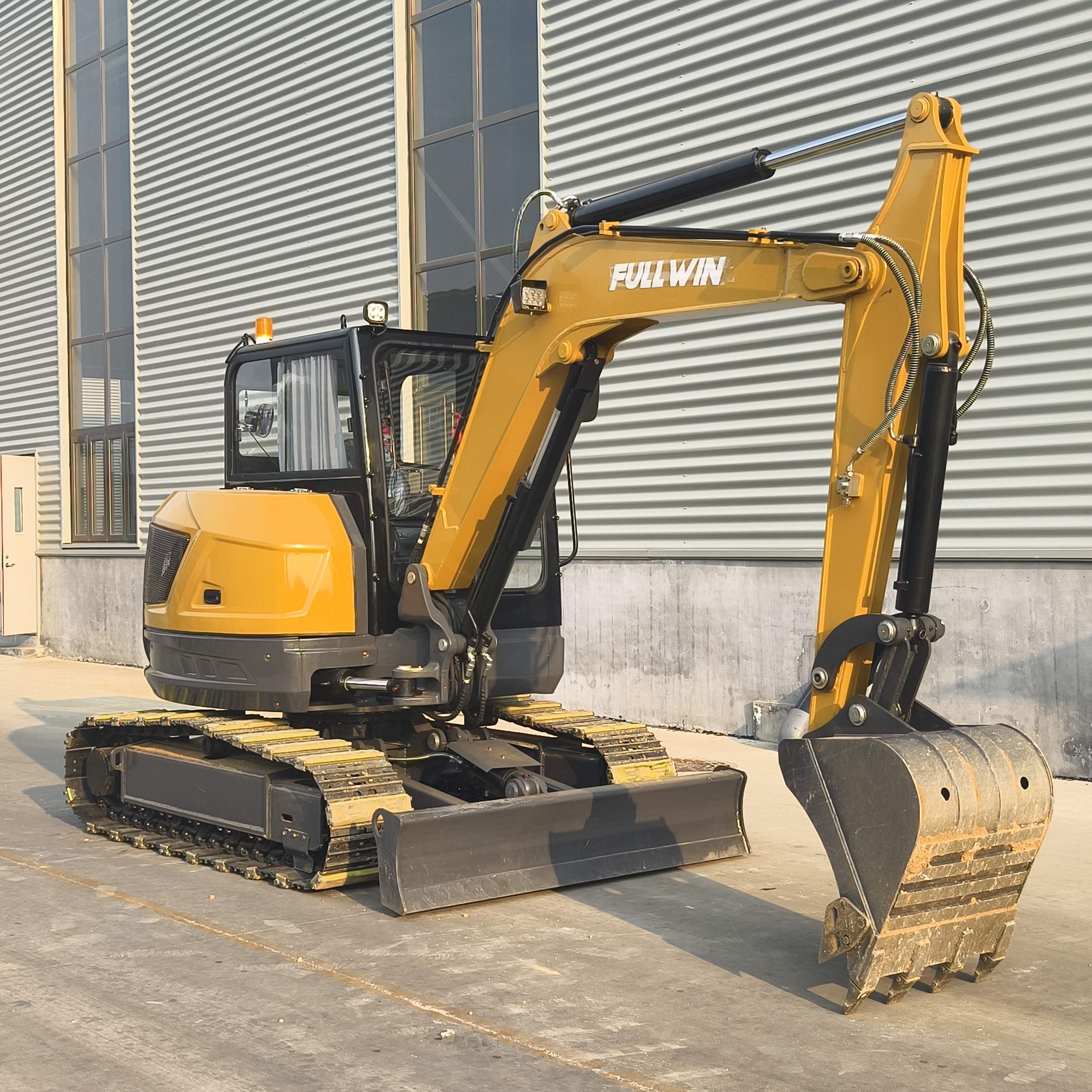 7 Ton Construction Crawler Excavator with Closed Cab and Air ...