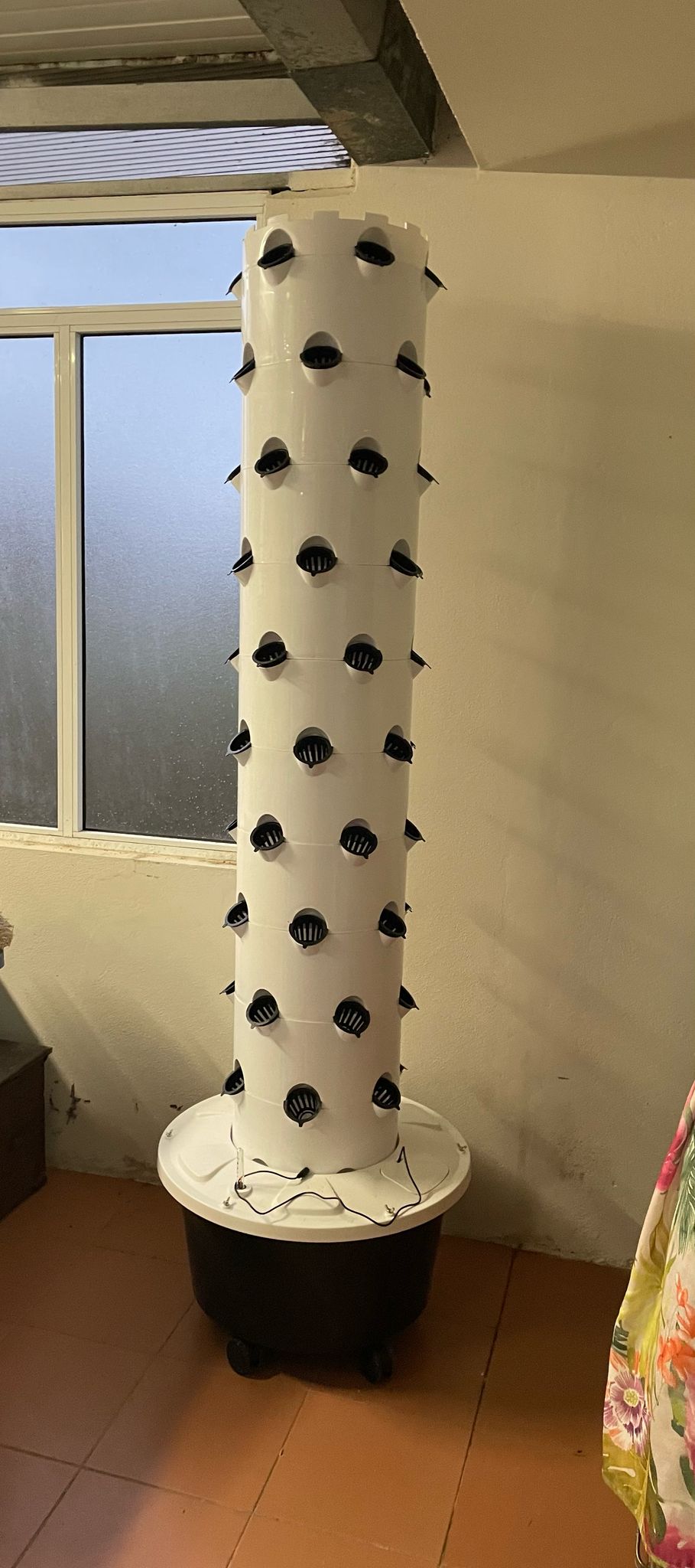 6P10 Vertical Garden Hydroponic Tower System in Spain | Lyine