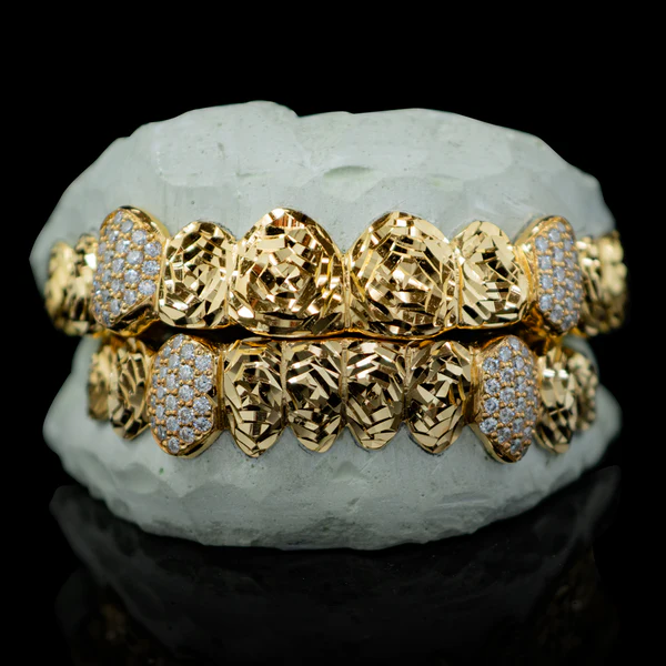 Rosslipning med isade huggtänder | Messi-smycken