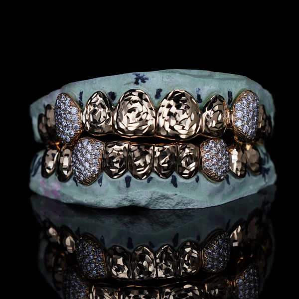 Rosslipning med isade huggtänder | Messi-smycken