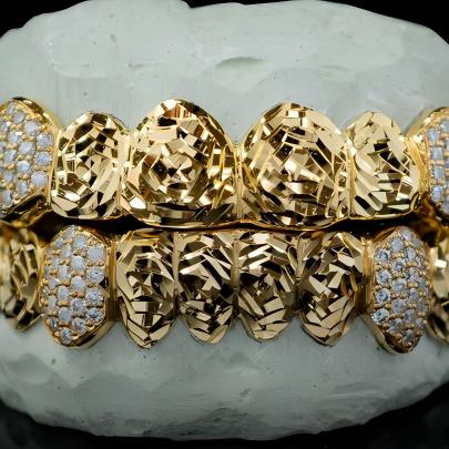 Rosslipning med isade huggtänder | Messi-smycken