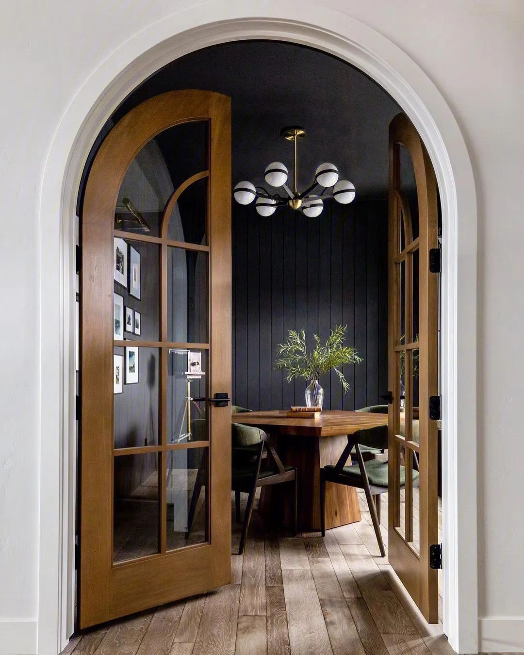 ¿Qué son las puertas francesas? Guía completa, beneficios y comparación