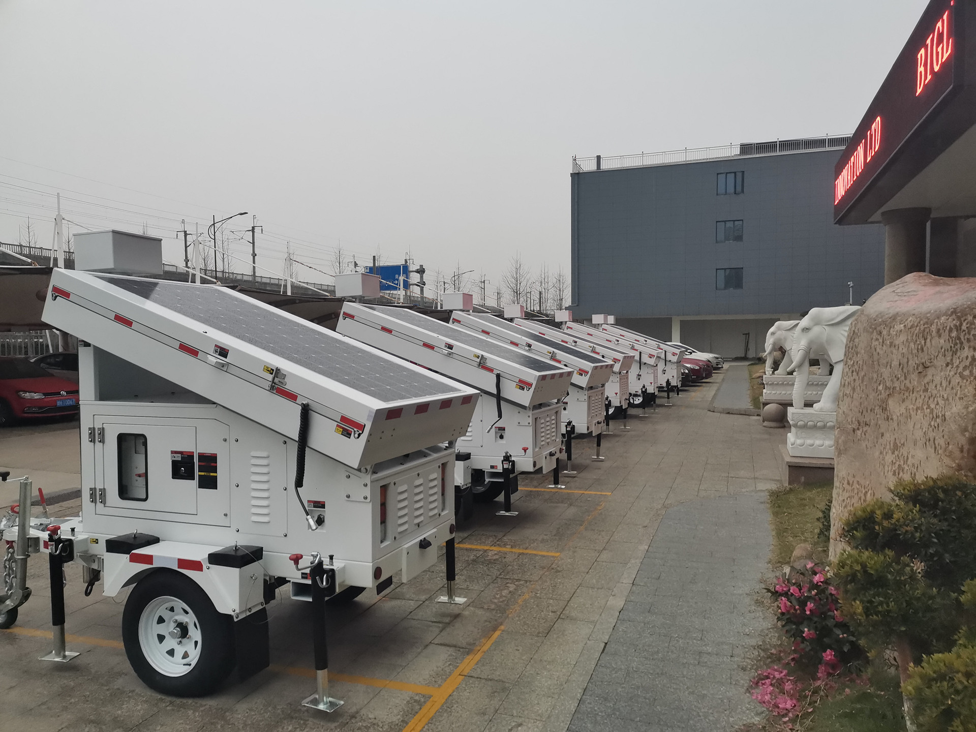 Mobile Solar Surveillance Trailer Portable CCTV Tower Security ...