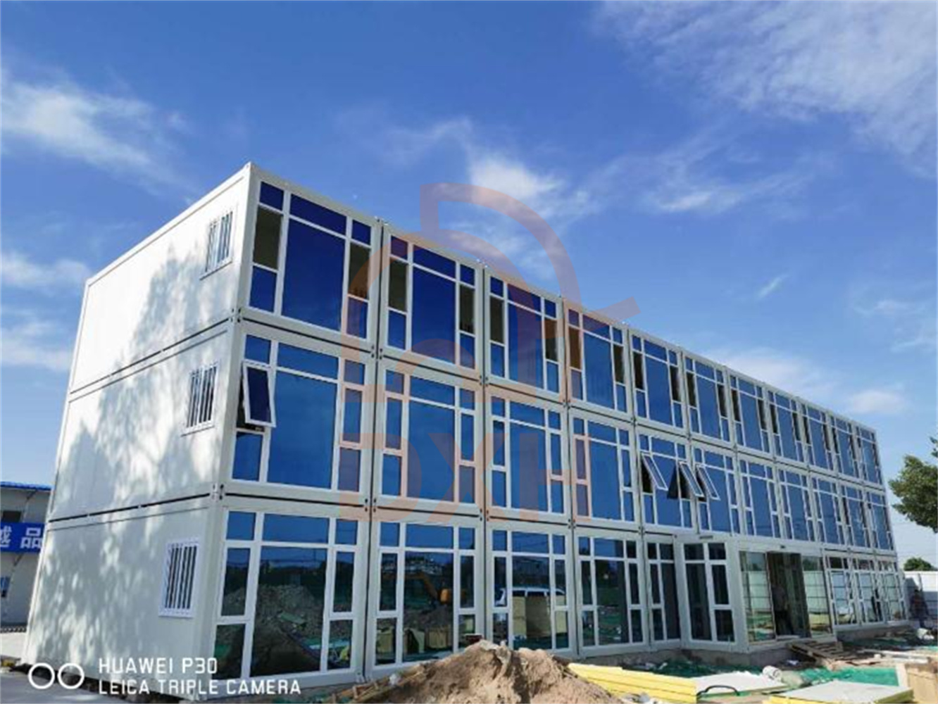 Transparent Haven: Modern and Minimalist Glass Container House - DXH