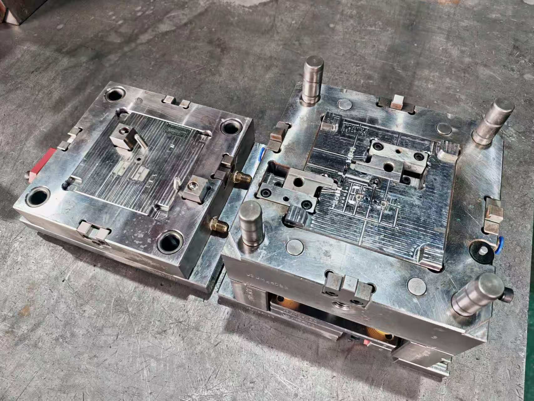 Small Injection Mold for Precision Connecting Structural Parts | JSJM