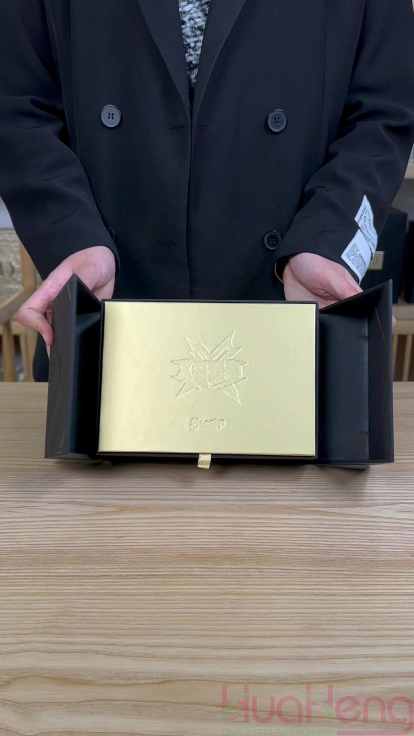 Royal Opulence: the Deep Blue Double-Door Box with Gold Panel - HuaHeng ...