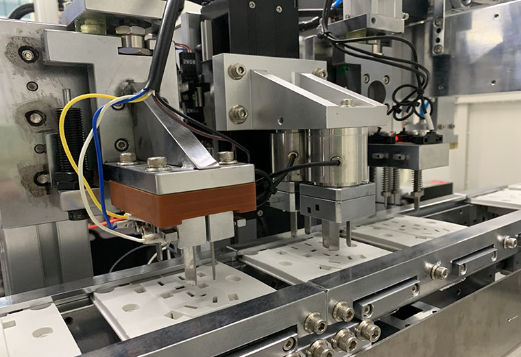 Electric 5 Poles Plug Switch Socket Assembly Machine | Yicheng