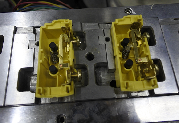 Two-way American Industrial Socket Automatic Assembly Machine by ...