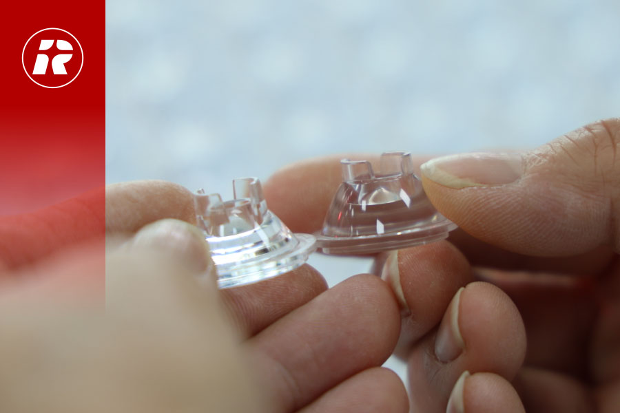 La importancia de la instalación manual de lentes ópticas en paneles de ...