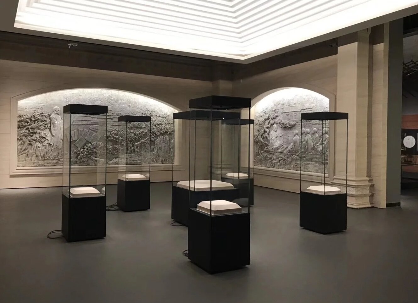 Independent Tall Showcase Museum Display Stands Minimalist Design ...