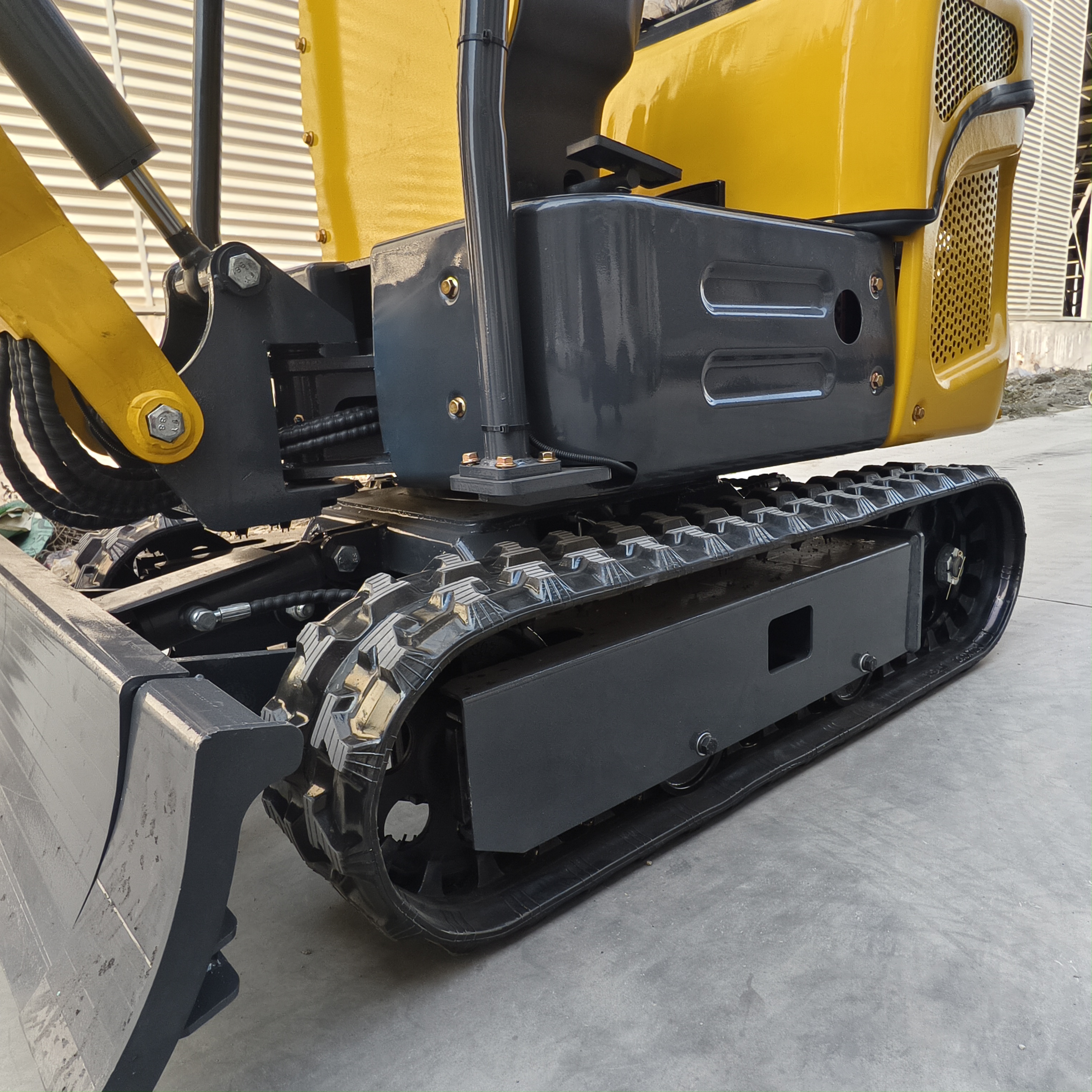 Chinese Mini Excavator 1.2Ton Mini Farm Garden Excavators Machines ...