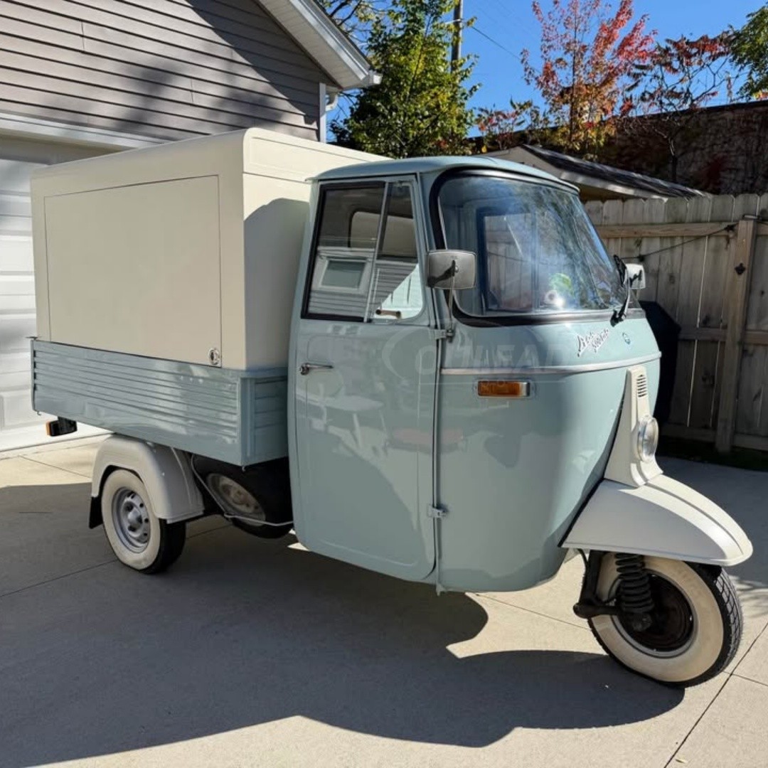 Chariot à boissons mobile rétro à trois roues bleu clair et crème avec système de service multi ...