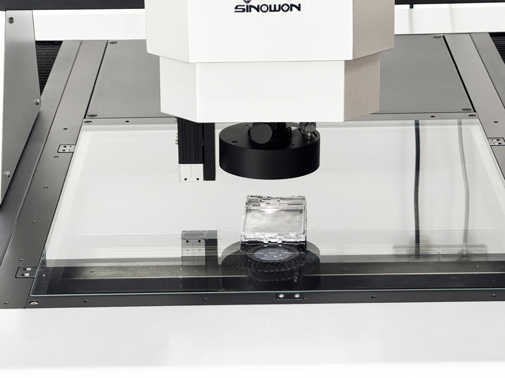 Precision Mid-Plate Measurement | Sinowon Vision Measuring Machine & OMM