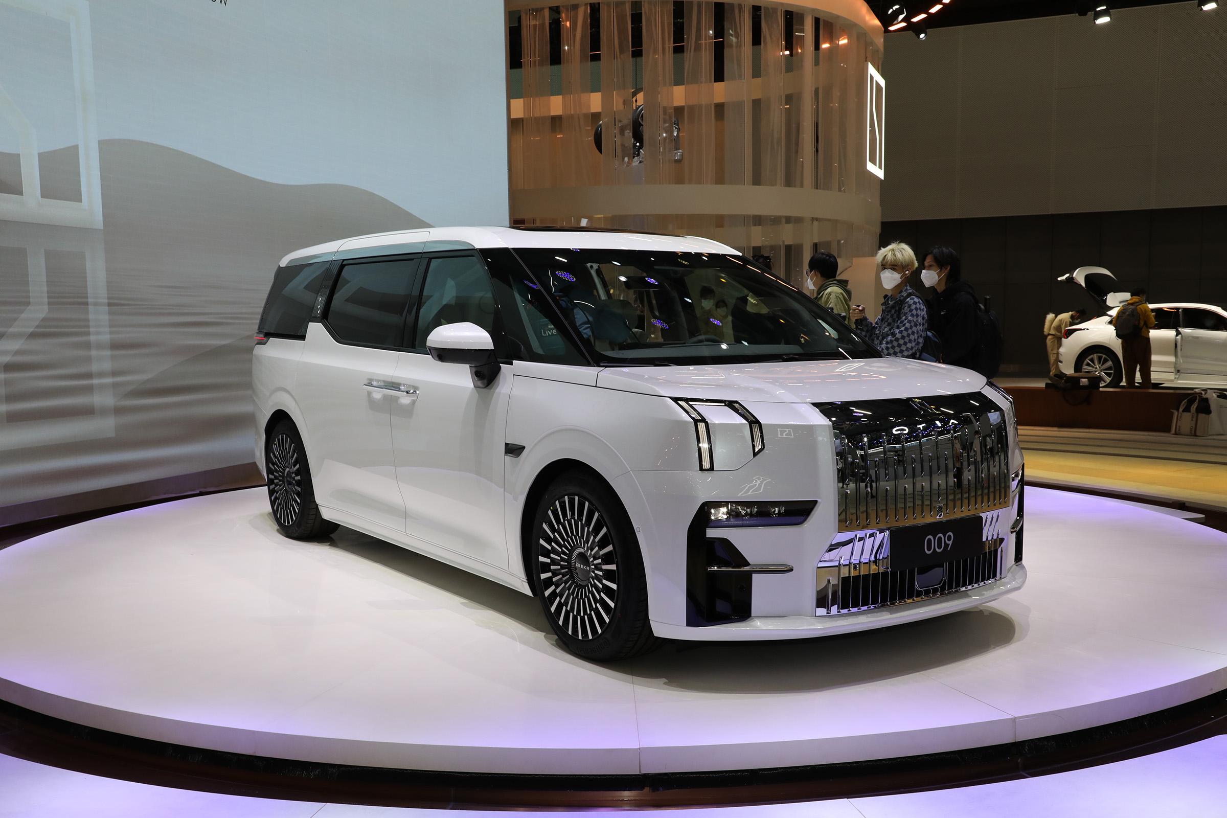 Zeekr 009 2024 with 7-Seater Walk-Through Version 140kWh Battery New ...