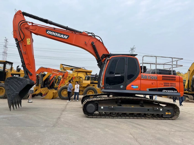 تستخدم حفارة Doosan DX300 الزاحفة ذات الوزن المتحرك 30 طن آلة بناء ...