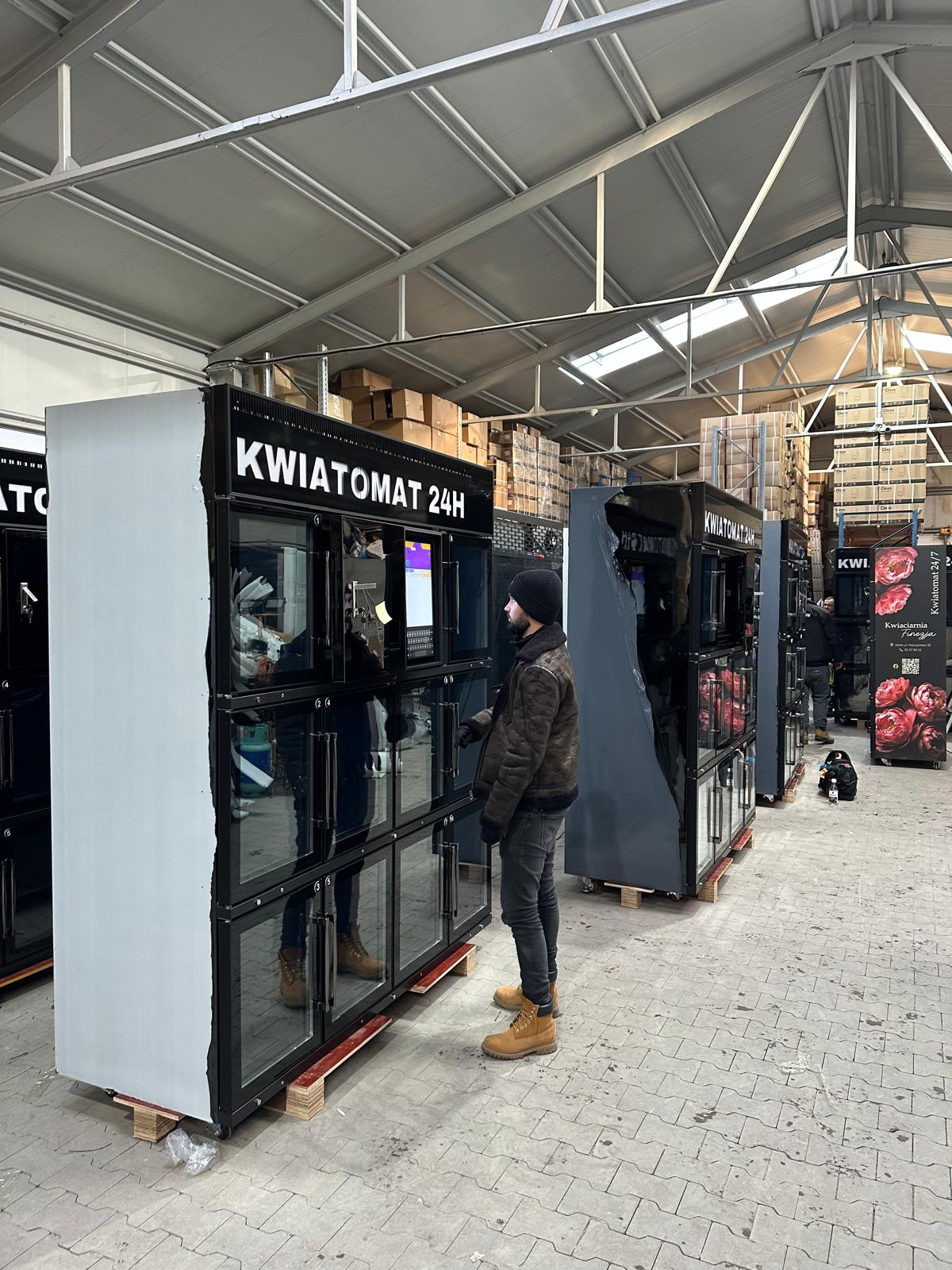 Polish customer highly praised: flower vending machine delivered ...