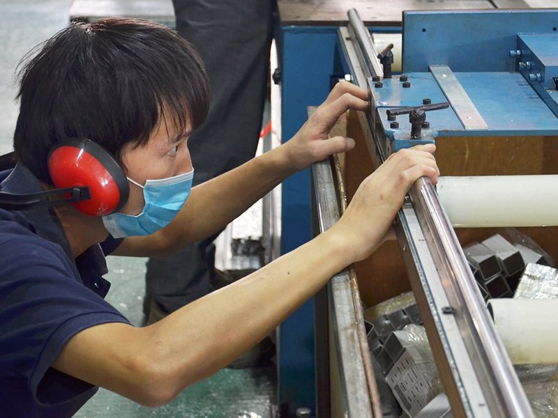 What to Do If Motorized Projector Screen Is Damaged During Shipping ...