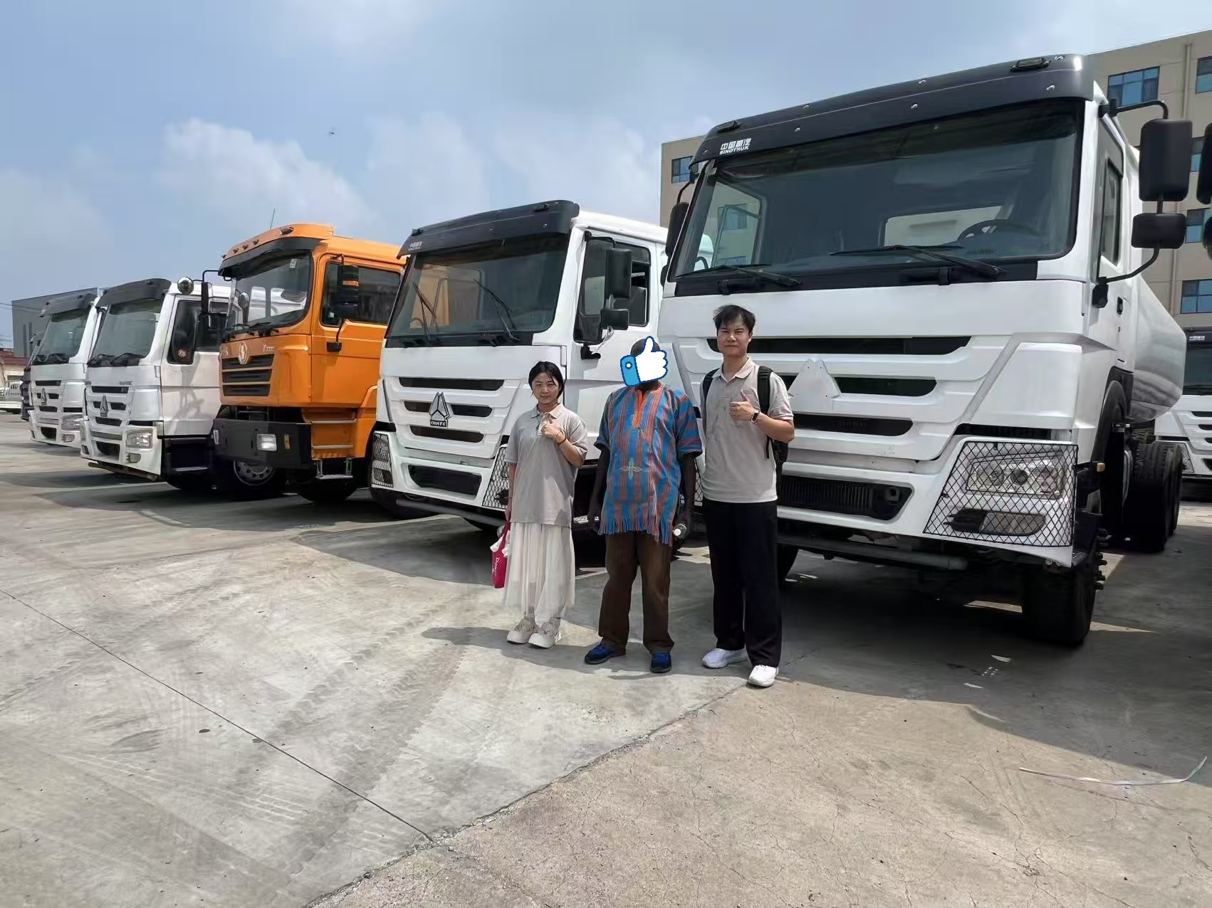 قام عميل مالي بزيارة FEICHI لشراء شاحنة قلابة HOWO | فاي تشي