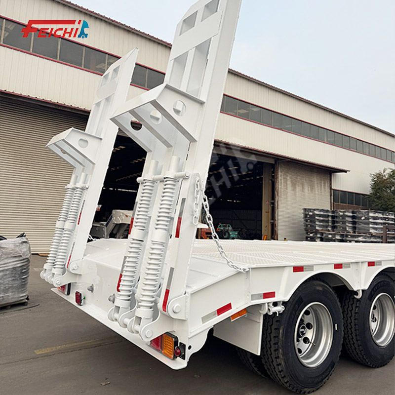 Semirreboque basculante branco de 3 eixos para transporte de carga ...