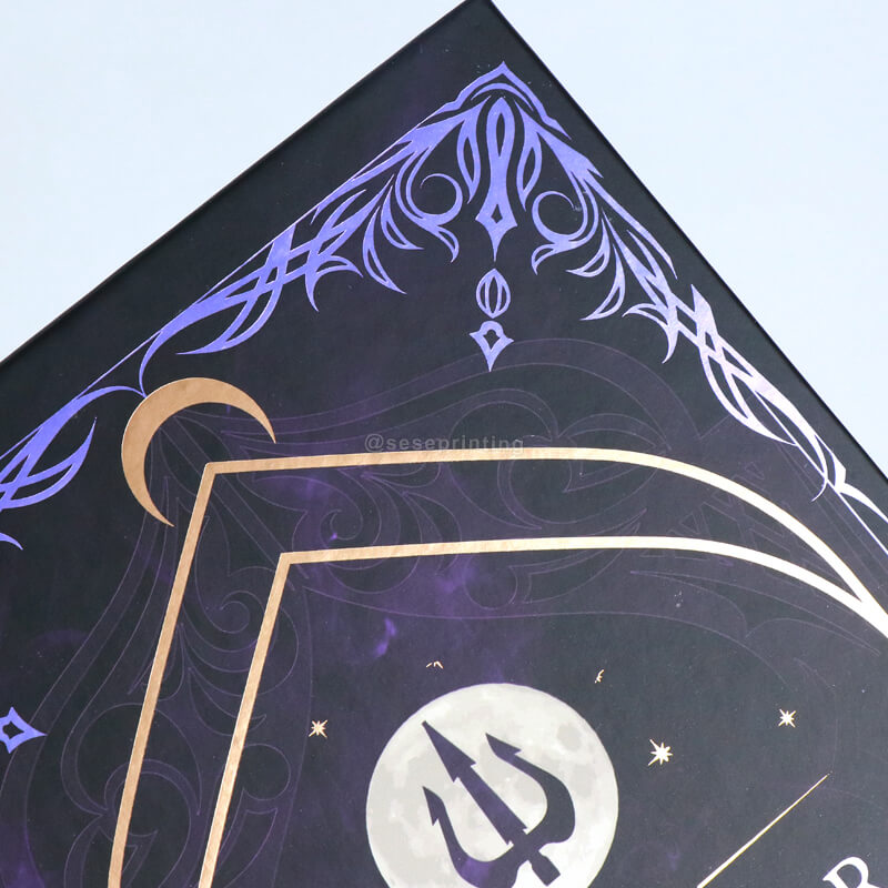 Libro de tapa dura con bordes rociados y lámina holográfica en portada ...