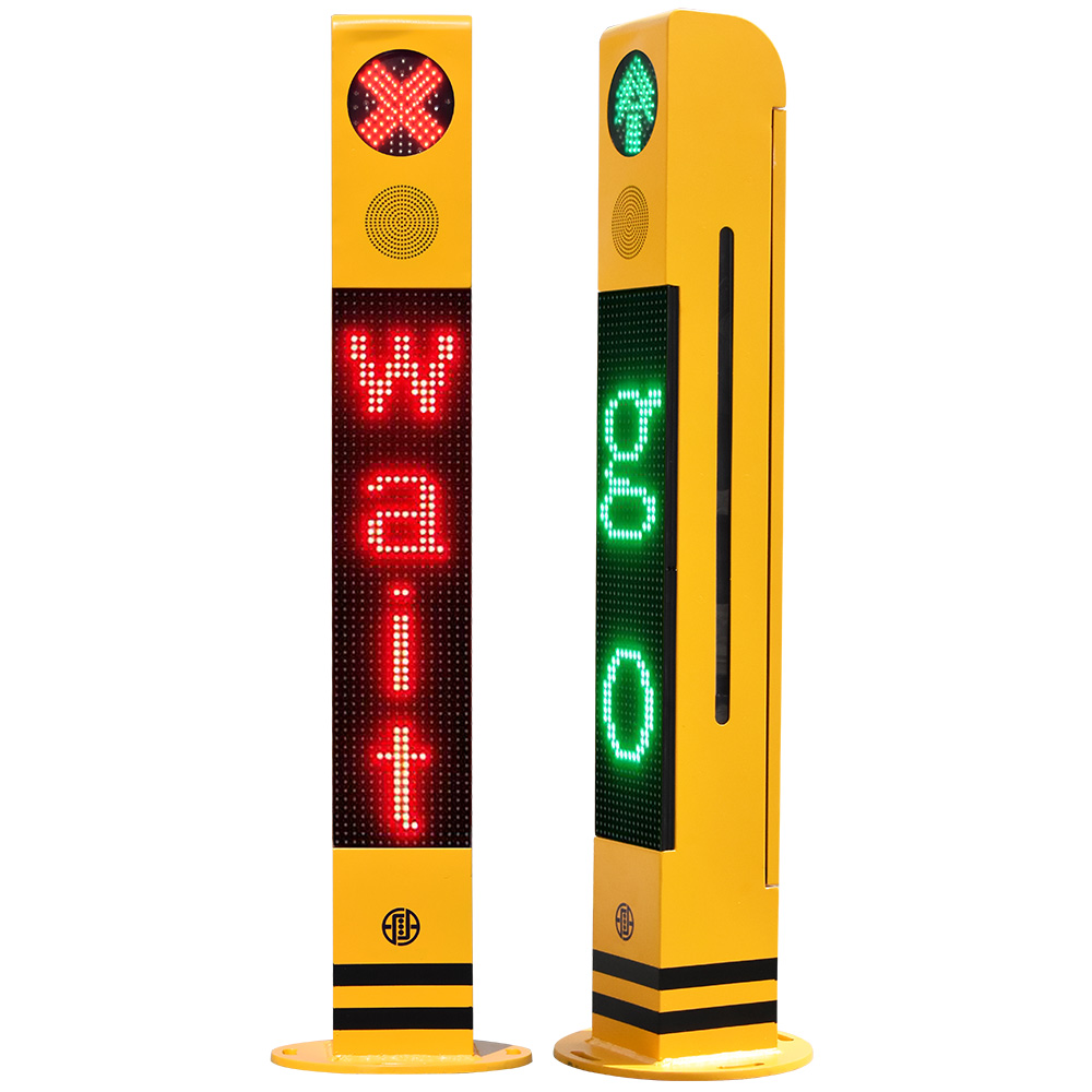 Pedestrian Light Pole with Modular Screen | FAMA TRAFFIC